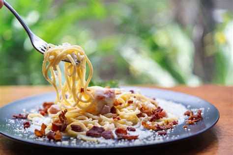 스파게티 카르보나라 포크에 스파게티 나무 테이블에 알라 카르보나라라는 베이컨과 계란 맛있는 스파게티 텍스트 공간을 복사합니다 0명에 대한 스톡 사진 및 기타 이미지 Istock