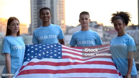미국 국기 자선 재단 도움 의 자선 단체를 들고 행복한 다인종 자원 봉사자 공동체에 대한 스톡 사진 및 기타 이미지 공동체 미국 국기 계획 Istock