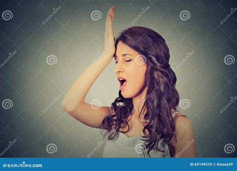 Los Pesares Perjudican Hacer Mujer Dando Una Palmada A La Mano En La Cabeza Que Tiene Duh