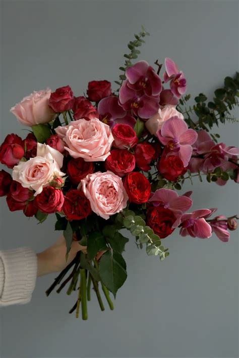 Букет из роз и орхидеи в 2024 г Флористика Простые цветочные композиции Цветочные букеты