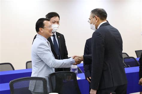 រដ្ឋមន្ដ្រីកសិកម្ម និងអភិបាលរងខេត្តហាយណាន ជួបពិភាក្សាលើកិច្ចការជំរុញការនាំចេញកសិផល ផ្លែដូង