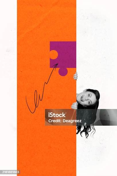 수직선 포스터 콜라주 젊은 쾌활한 여자 숨기기 엿보기 퍼즐 게임 논리 성냥 조각 연결하다 완료 완수 작업 그리기 배경 20 24세에 대한 스톡 사진 및 기타 이미지 Istock