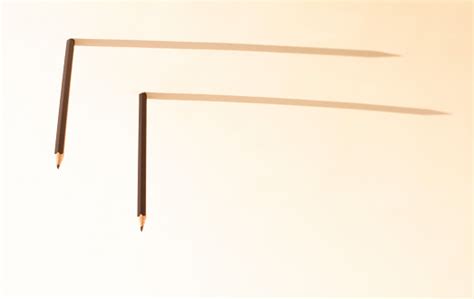 검은 색 연필은 똑바로 서서 그림자를 드리우고 있습니다 리더십과 비즈니스의 개념 갈음질에 대한 스톡 사진 및 기타 이미지 갈음질 개인 장식품 개체 그룹 Istock