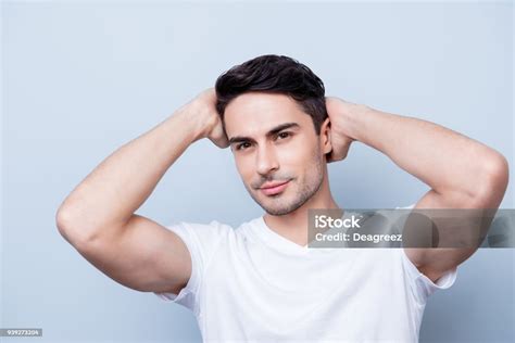 흰 티셔츠에 잘생긴 젊은 남자를 웃 고 자신감 순수한 배경 그의 완벽 한 헤어스타일을 담합에 서 서 그래서 뜨거운와 매력 가혹