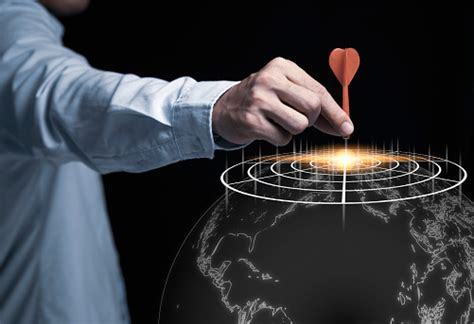 검은 배경과 세계지도에 보드를 대상으로 사업가 손 잡고 빨간 다트를 트로잉 비즈니스 및 투자 목표 개념 개념에 대한 스톡 사진 및 기타 이미지 Istock