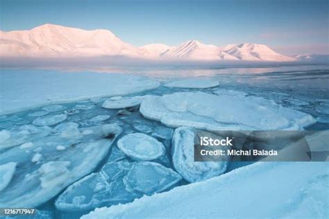 스피츠베르겐 롱이어비엔 스발바르의 빙하 산맥의 노르웨이 풍경 얼음 자연 북극해 겨울 극지의 날과 다채로운 일몰 하늘 북극 지역 지구 온난화 놀라운 자연 0명에 대한 스톡