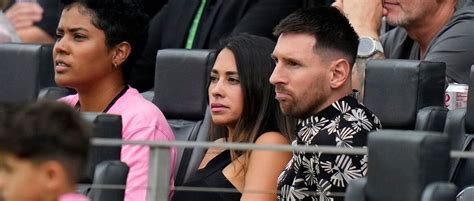 لیونل مسی به همراه همسرش در بین تماشاگران حضور یافت تا شاهد بازی تیمش