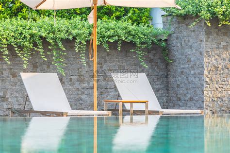 周围有伞式椅子休息室高清图片下载 正版图片 摄图网