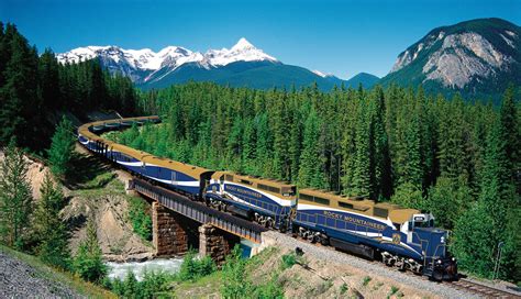 Un tren atravesando las montañas