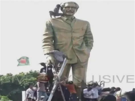 Sheikh Mujibur Rahmans Statue Vandalised By Bangladeshi Protesters