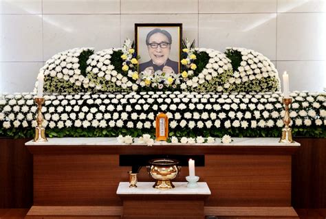 故 변희봉 빈소 찾은 봉준호 감독과 송강호…감탄을 준 선배였다