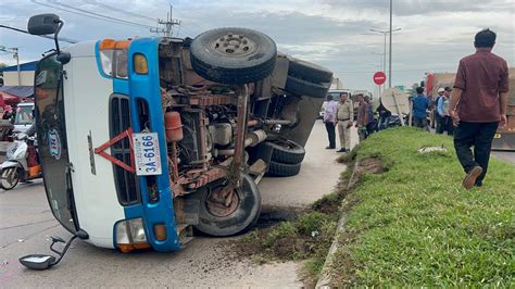 រថយន្តដឹកសុីម៉ងត៍បេីកលឿនរេចង្កូតឡើងសួនទ្រូងផ្លូវក្រឡាប់សង្កត់លើរថយន្ត២គ្រឿង សារព័ត៌មាន នគរវត្ត