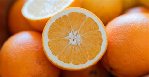 감귤류 건강한 생활 건강한 식생활 계절 과일 과일 디스플레이 과일 바구니 과일 배열 과일을 자르다 과즙이 많은 근접 촬영 나무 그릇 다이어트 단순한