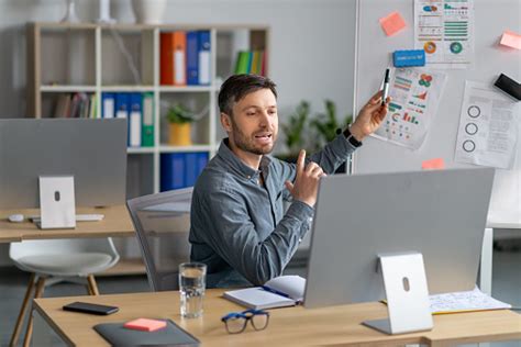 자신감 넘치는 중년 사업가가 프로젝트 프레젠테이션을 하고 온라인 회의에서 그래프를 시연합니다 35 39세에 대한 스톡 사진 및 기타 이미지 Istock