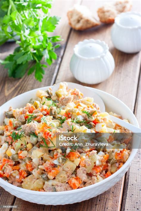 나무 테이블에 흰색 접시에 통조림 참치와 스페인어 러시아어 샐러드 수평 0명에 대한 스톡 사진 및 기타 이미지 0명 건강한 생활방식 건강한 식생활 Istock