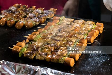 다양 한 종류의 고기 바베 큐 그릴 클로즈업 바베 큐 파티석쇠에 맛 있는 음식입니다 태국에서 길거리 음식 바베 큐에 불길 위에 야채와 맛 있는 모듬된 구이 고기 개념에 대한