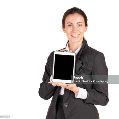 검은 양복을 입은 젊은 백인 사업가 여성이 빈 화면 휴대 전화 태블릿을 들고 미소를 지었습니다 스튜디오 조명흰색 배경의 초상화 쥠에 대한 스톡 사진 및 기타 이미지 Istock