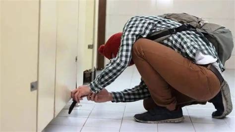 江西一高校男学生偷拍女性被当场抓获！校方通报：移交公安机关，开除学籍 腾讯新闻