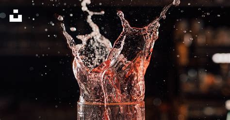 나무 테이블 위에 물이 채워진 유리 사진 Unsplash의 무료 Ozaljska Ulica 이미지