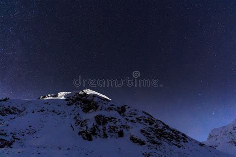 Ландшафт с горами и голубым небом в ноче зимы Стоковое Изображение изображение насчитывающей