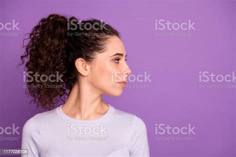 클로즈업 프로필 측면 보기 그녀의 좋은 매력적인 진정 콘텐츠 물결 모양의 소녀 흰색 티셔츠 시즌 머리 모양 추세 보라색 라일락 보라색 파스텔 색상 배경 위에 고립 색상