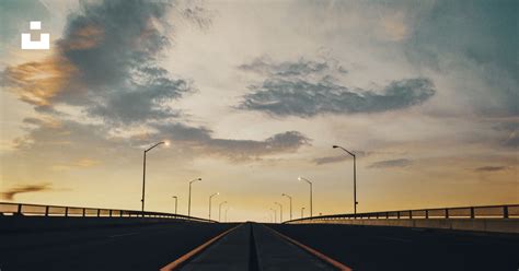 낮에는 회색 흐린 하늘 아래 검은 아스팔트 도로에 검은 스케이트 보드 사진 Unsplash의 무료 캐나다 이미지