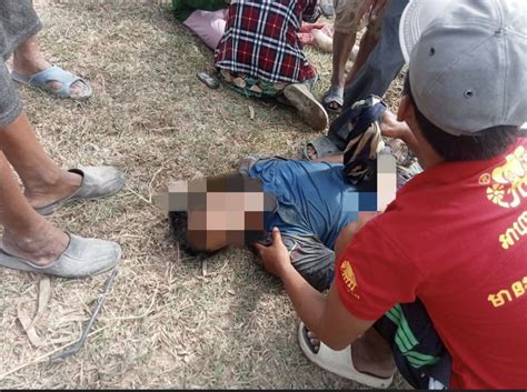 បុរសម្នាក់ជិះម៉ូតូធ្លាក់ទឹកប្រឡាយឈ្លក់ទឹកស្លាប់នៅស្រុកស្វាយជ្រំ សារព័ត៌មាន នគរវត្ត