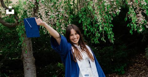 기쁜 마음으로 졸업한 졸업생이 그녀의 성취를 축하하고 있습니다 사진 Unsplash의 무료 초상 이미지