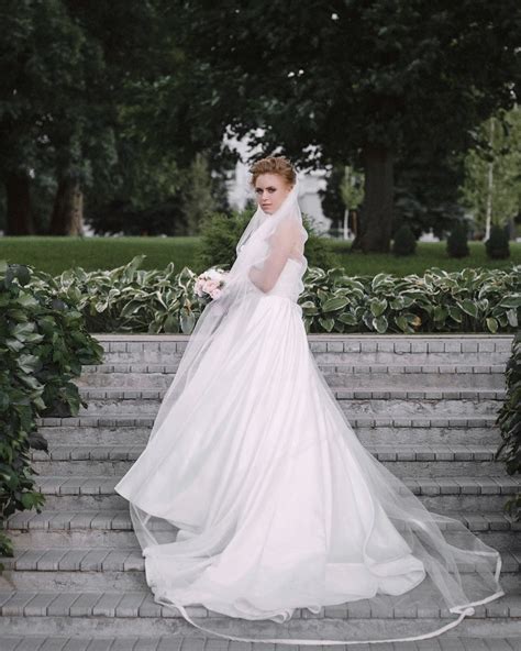 Я знал что если я поцелую эту девушку то навсегда свяжу себя с ней Я замер и я ждал ждал еще