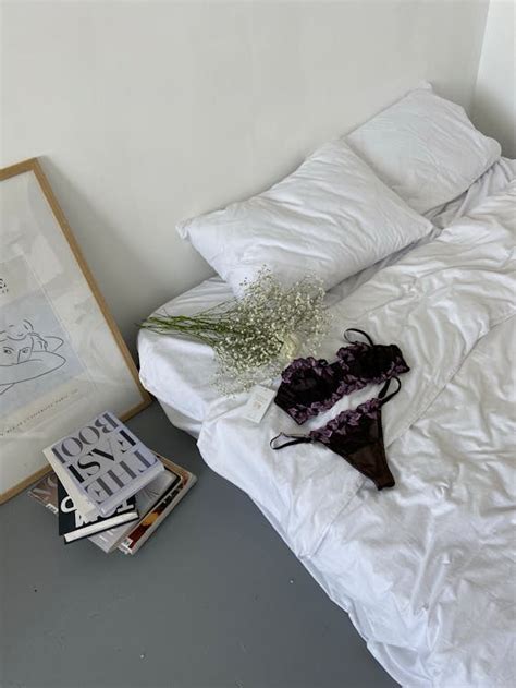 가정 생활 개인 공간 검은 색 란제리 검은색 깨끗한 꽃 낭만적인 도시 생활 디자인 라이프스타일 란제리 매거진 미니멀리스트 방 배열 배열된