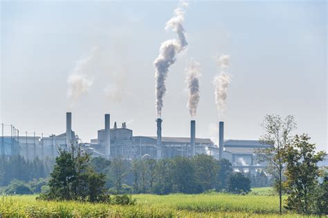 연기 더미 또는 배기 파이프에서 흰색 연기가 나옵니다 공장 굴뚝은 증발하기 전에 희끄무레한 구름으로 응축되는 수증기를 방출합니다 5개의 배기 파이프에서 방출된 응축된 물방울