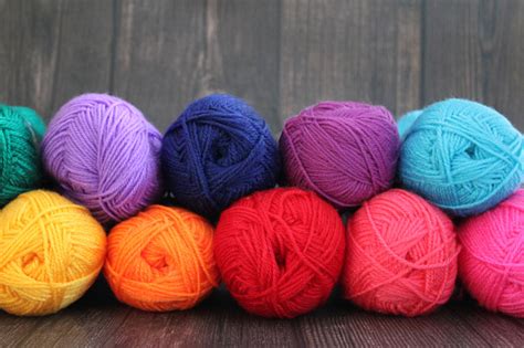 나무 테이블 위의 상자에 담긴 밝은 여러 가지 빛깔의 실타래 0명에 대한 스톡 사진 및 기타 이미지 0명 가정 생활 개념 Istock