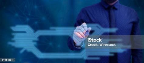 태블릿을 들고 서서 가상 버튼을 누르는 남자 비즈니스 남자 운반 패드 태핑 스위치 가리키기에 대한 스톡 사진 및 기타 이미지