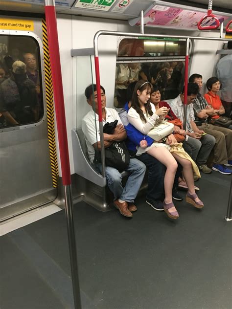 有圖 白滑長腿港女地鐵坐係男友大脾 吹水台 香港高登討論區