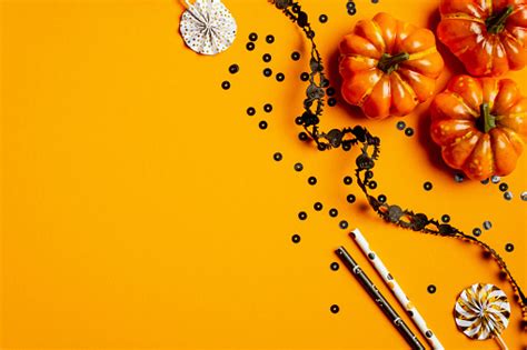 해피 할로윈 휴가 개념 할로윈 파티 장식 색종이 호박 오렌지 배경에 검은 리본 복사 공간이있는 할로윈 파티 초대 카드 모형 플랫