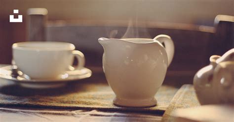 컵과 접시 옆에 흰색 세라믹 찻주전자 사진 Unsplash의 무료 컵 이미지