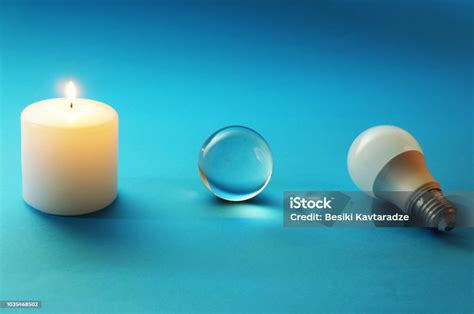 파란색 배경에 백색 전구 및 유리 공 양 초를 점화 하는 화이트 교회에 대한 스톡 사진 및 기타 이미지 교회 구도 그림자 Istock