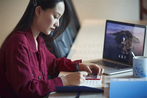 女性高清图片 亚洲年轻女性商务人士在电脑前办公 人像图片免费下载格式5402像素编号50439049 千图网