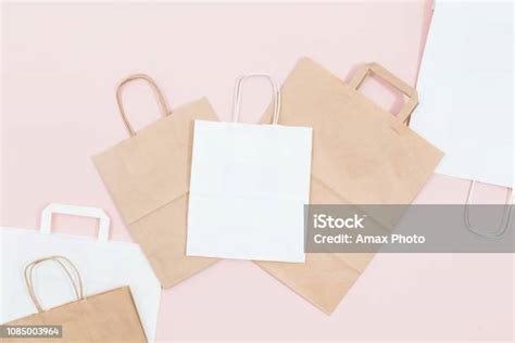 크 래 프 트 종이 에코 백 평면도 및 플랫 하다 브라운과 화이트 크 래 프 트 모의 대 한 복사 공간을 패키지합니다 종이 봉투에 대한 스톡 사진 및 기타 이미지 Istock