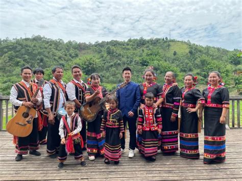 Лаос оюутны хүслийн галт тэрэг Хятад Лаосын төмөр замаар хурдалж байна