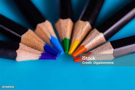 창조적 인 최소 배너 파란색 배경의 반원으로 배열 된 검은 색 나무 색 연필 세트 공간을 복사합니다 문구 배경 선택적 초점 개체 그룹에 대한 스톡 사진 및 기타 이미지