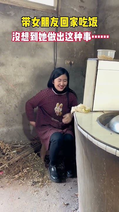 第一次带女朋友回家吃饭，家里来了很多亲戚，女朋友做了一大桌菜，差点没坐下，吃饭没看见她，我也没在意，等我送完客人，来到厨房，发现这一幕，瞬问泪