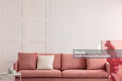 부르고뉴와 파스텔 핑크 추상화 그림 베개로 벨벳 소파와 화이트 거실 인테리어에 0명에 대한 스톡 사진 및 기타 이미지 0명