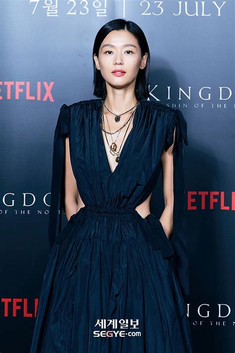 포토 전지현 잘록한 허리 라인 노출