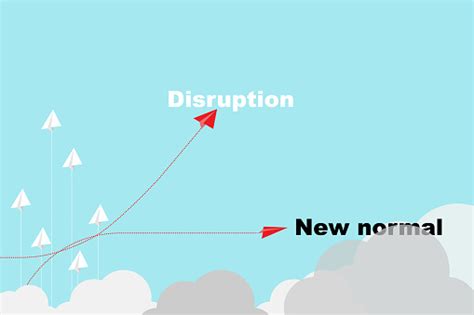 빨간색 종이 비행기 비행은 파란색 배경에 흰색 종이 비행기와 방해 혁신 기술을 발견하는 새로운 아이디어를 높이고 비즈니스 창의력을 발휘합니다 Revolution에 대한 스톡