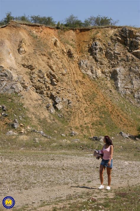 Slutty Milf Mit Einer Großen Beute Sharissa Genießt Wilden Sex Im Freien Mit Einem Hängenden