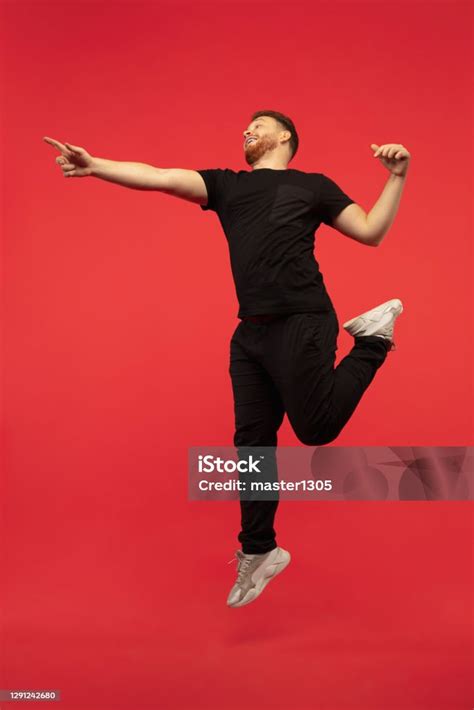 빨간 스튜디오 배경에 고립 된 몸짓을 하는 젊은 성공적인 하이 점프 남자의 전체 길이 초상화 20 24세에 대한 스톡 사진 및 기타 이미지 Istock