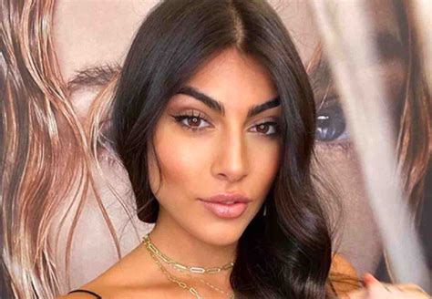 Giulia Salemi La Birra In Riva Al Mare è Uno Show Per I Più Grandi Foto