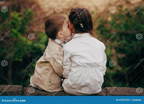 Hermana Y Hermano Que Abrazan Besarse Imagen De Archivo Imagen De Poco Exterior
