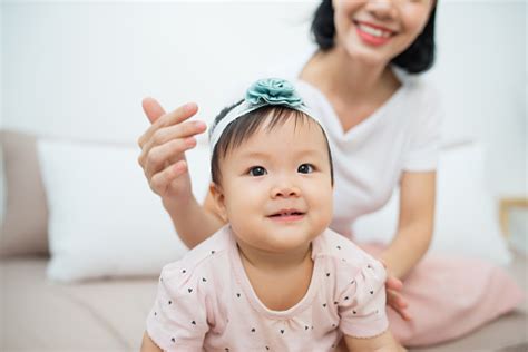 집에서 침대에 앉아 있는 어린 소녀 젊은 어머니는 머리의 딸에 집착 가족에 대한 스톡 사진 및 기타 이미지 가족 귀여운 딸 Istock